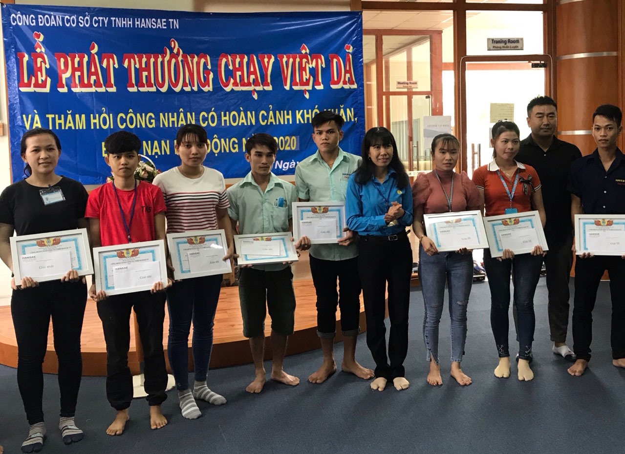 Tổ chức giải việt dã và trao quà NLĐ có hoàn cảnh khó khăn