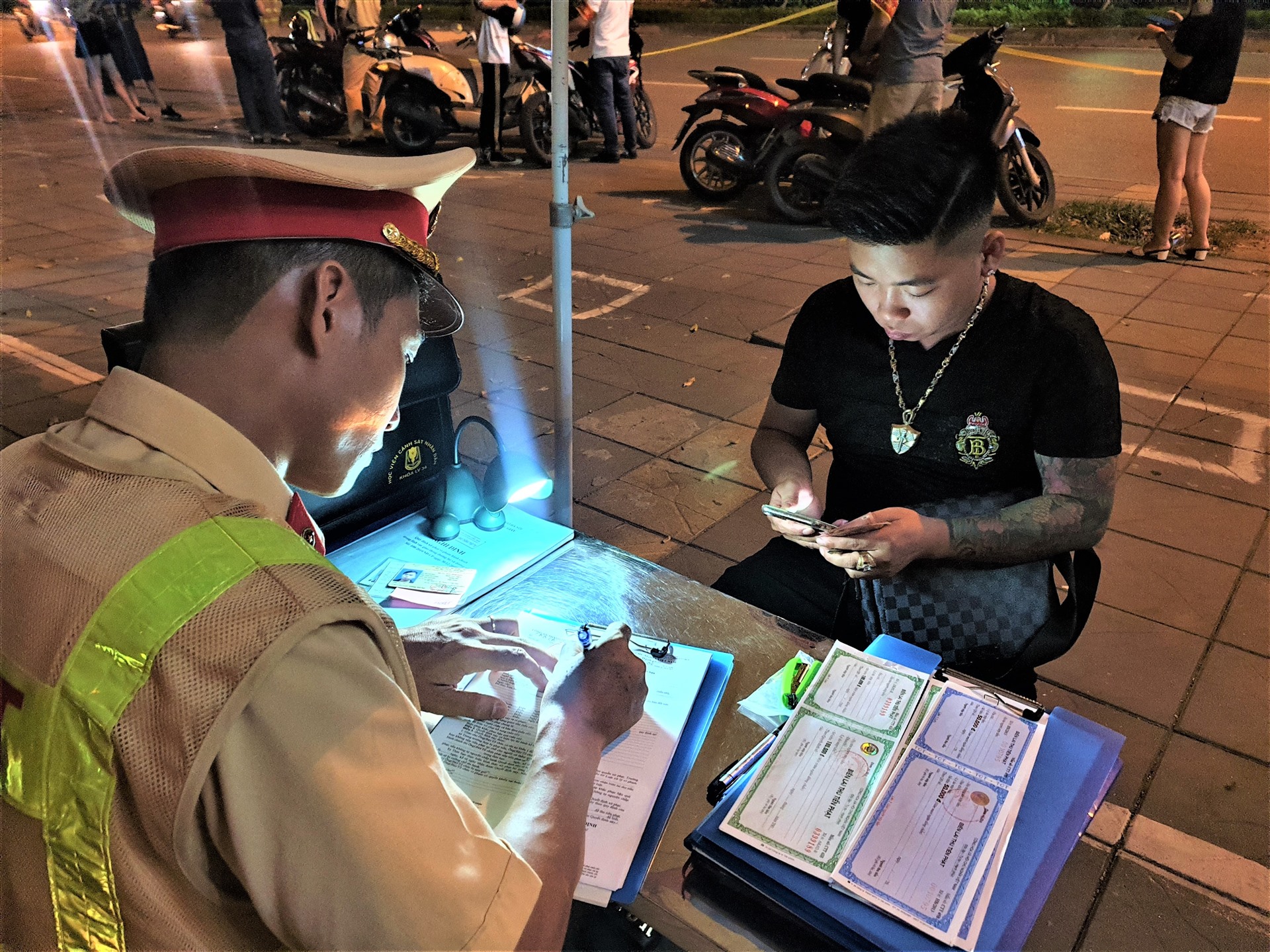 Cư dân mạng báo chốt 141, CSGT bằng... thơ, "mật mã"