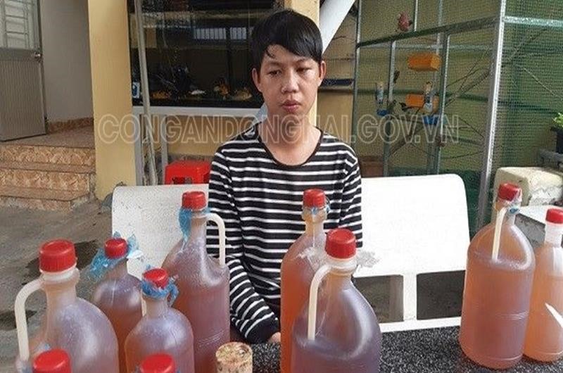 Bắt quả tang đối tượng lừa bán mật ong rừng làm từ... đường mía và nước sôi