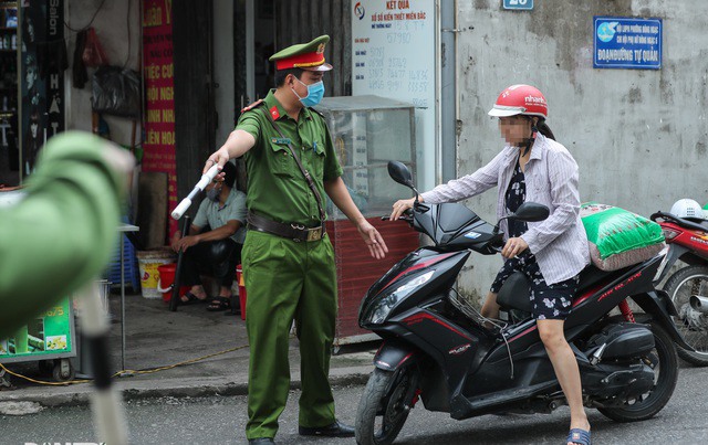 Hà Nội: Kiểm tra và xử lý các hàng quán vỉa hè vi phạm qui định chống dịch