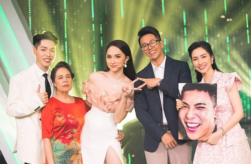 Người ấy là ai: Hương Giang trao hoa cho CEO Matt Liu đúng như lời đồn