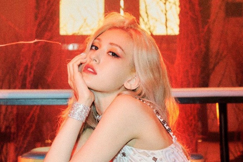 MV solo đầu tiên của "bông hồng lai" Jeon Somi đạt 100 triệu view