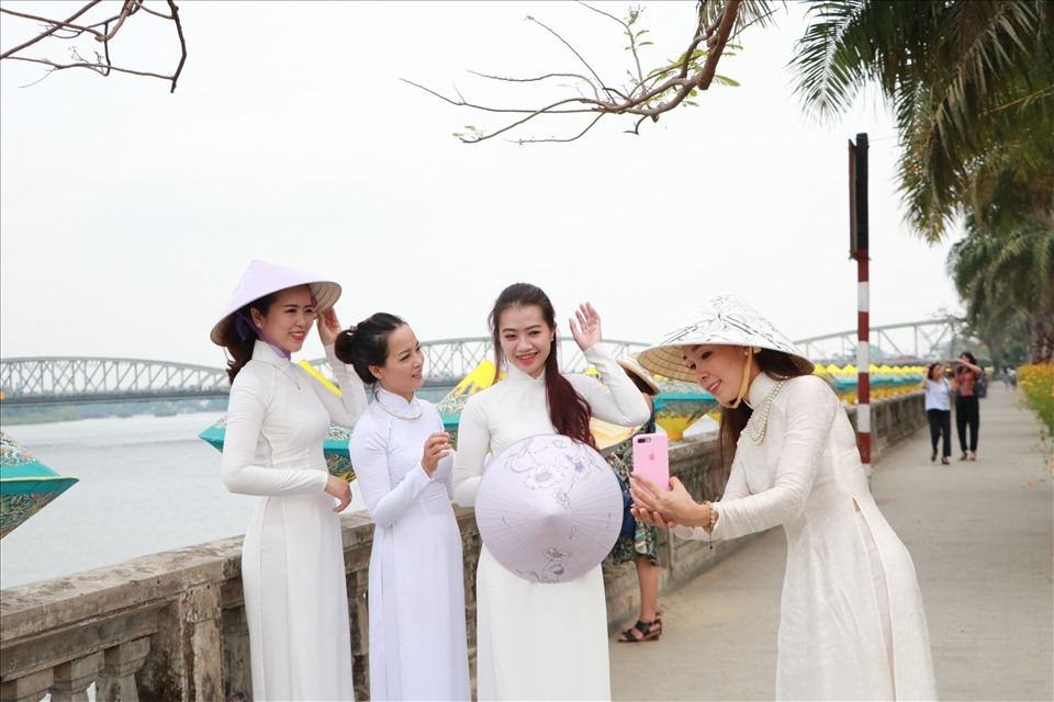 Vận động mặc áo dài chào mừng Liên hoan Phim Việt Nam