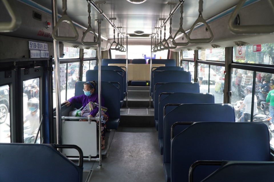 Xe buýt TPHCM hoạt động lại, vẫn cảnh lác đác 4-5 khách/chuyến