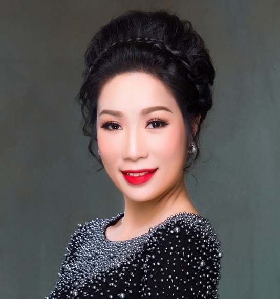 Nhịp Showbiz: Trịnh Kim Chi lộ diện, vợ chồng Trấn Thành kỷ niệm ngày cưới
