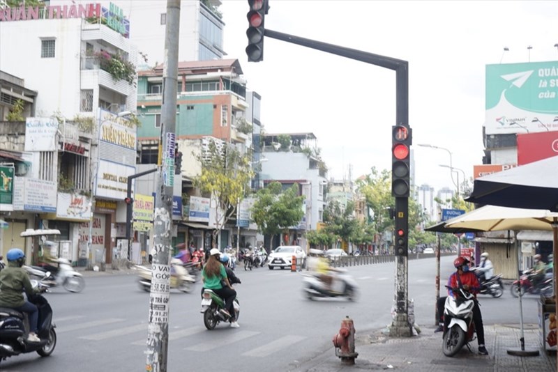 Vượt đèn vàng có bị xử phạt hành chính không?