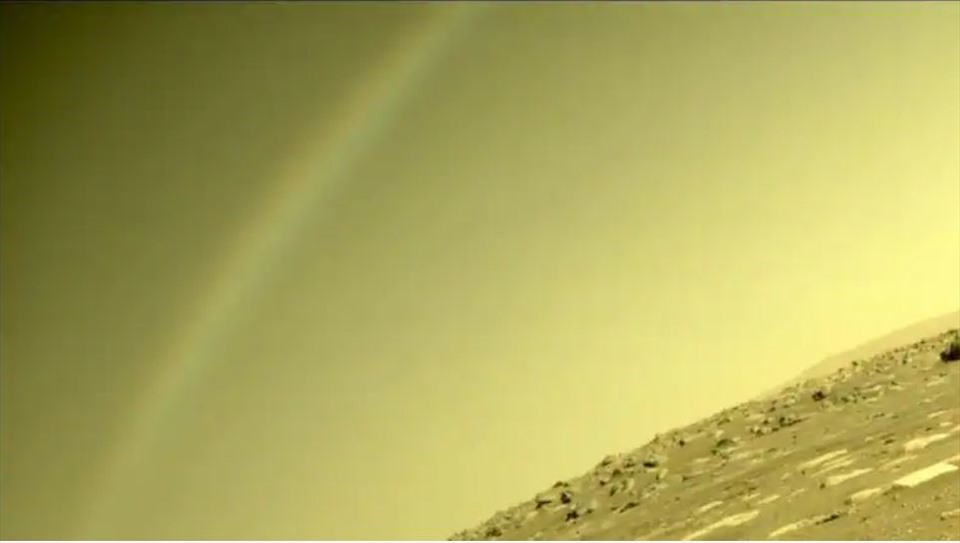 Giải mã "cầu vồng" trên sao Hỏa trong bức ảnh của NASA