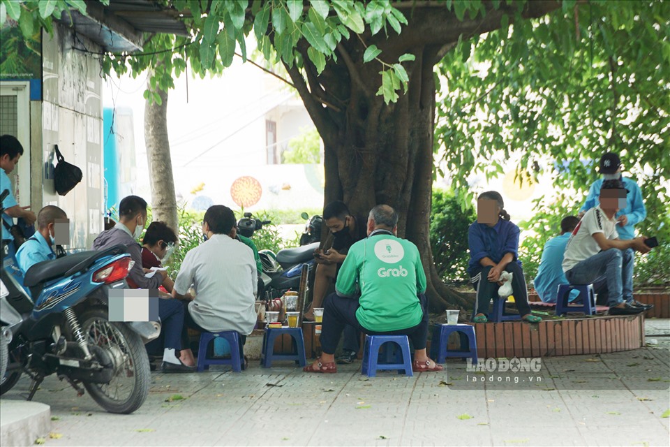 Cà phê, quán nhậu vỉa hè ở Hà Nội vẫn đông nghịt khách sau 21h