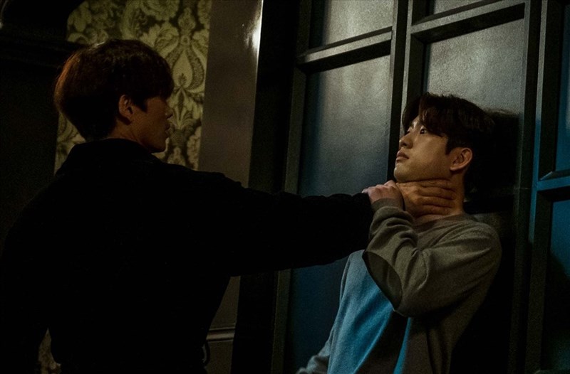 "The Devil Judge" tập 4: Ji Sung dùng bạo lực với Jinyoung (GOT7)