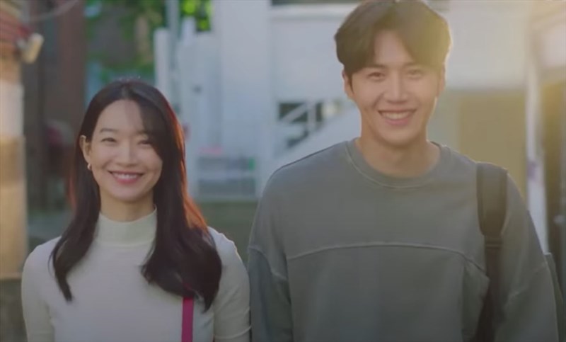 Kim Seon Ho và Shin Min Ah tận hưởng mùa hè trong “Hometown Cha-Cha-Cha”