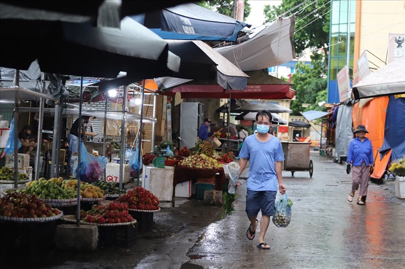 Chợ Hà Đông vắng vẻ trong ngày đầu gỡ bỏ phong tỏa, hoạt động trở lại