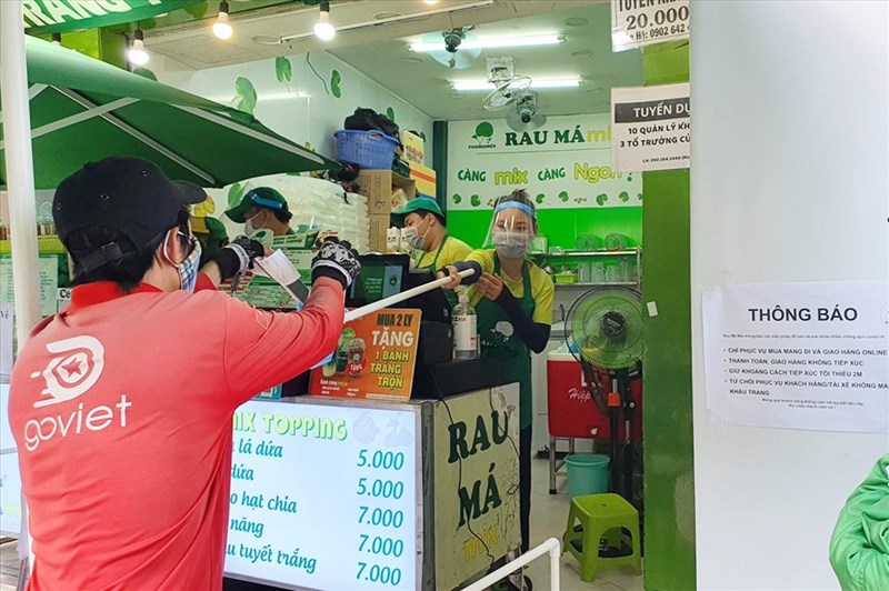 Hàng quán ăn uống ở TPHCM cần làm gì để được mở bán mang đi?