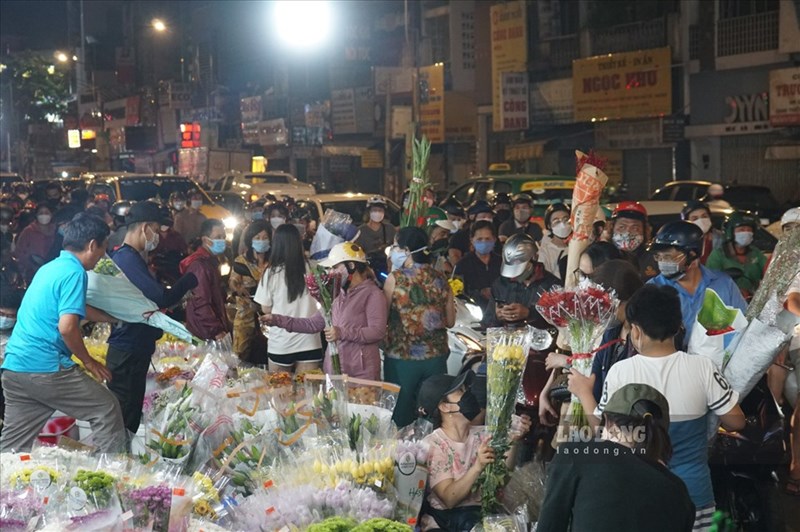 Thức trắng đêm để đi chợ hoa lớn nhất TPHCM ngày cận Tết
