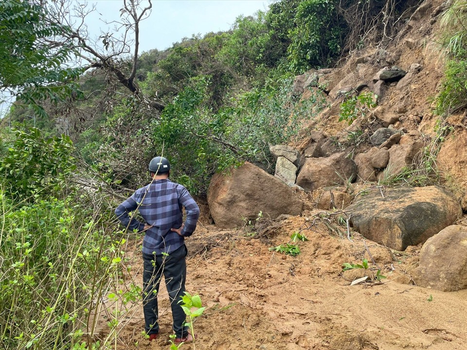 Quảng Trị: Đường lên cửa khẩu La Lay bị cắt đứt, nguy cơ sạt lở cả quả đồi