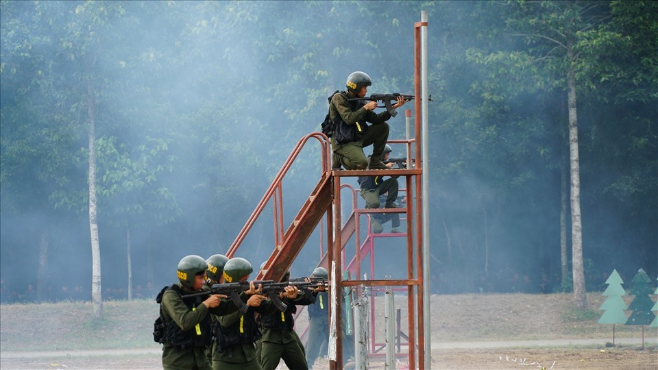 Công an là công chức hay viên chức?