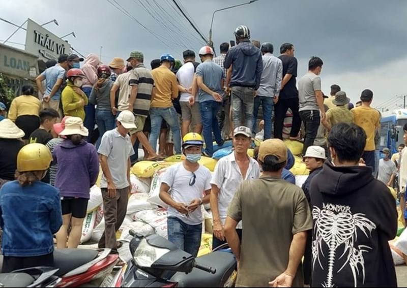 Tai nạn thương tâm, người phụ nữ bị xe tải chở cám lật đè tử vong