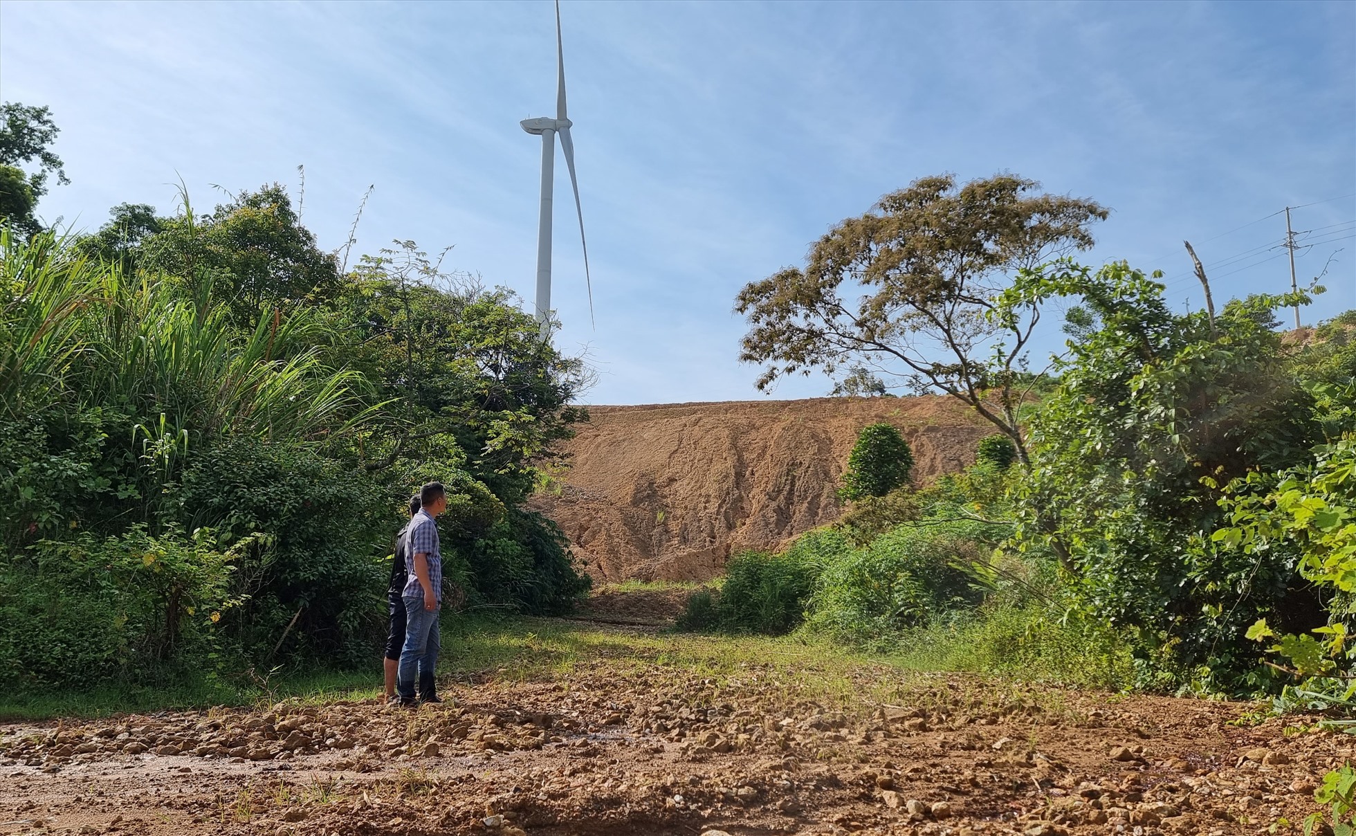 Phát hiện hai quả bom nặng hàng trăm kg trong vườn nhà dân