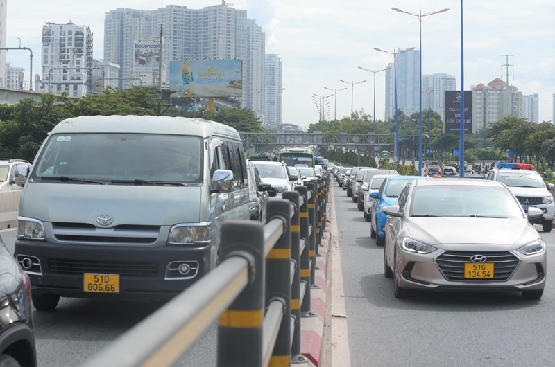Tai nạn liên hoàn trên cầu Sài Gòn, phương tiện xếp hàng dài cả cây số