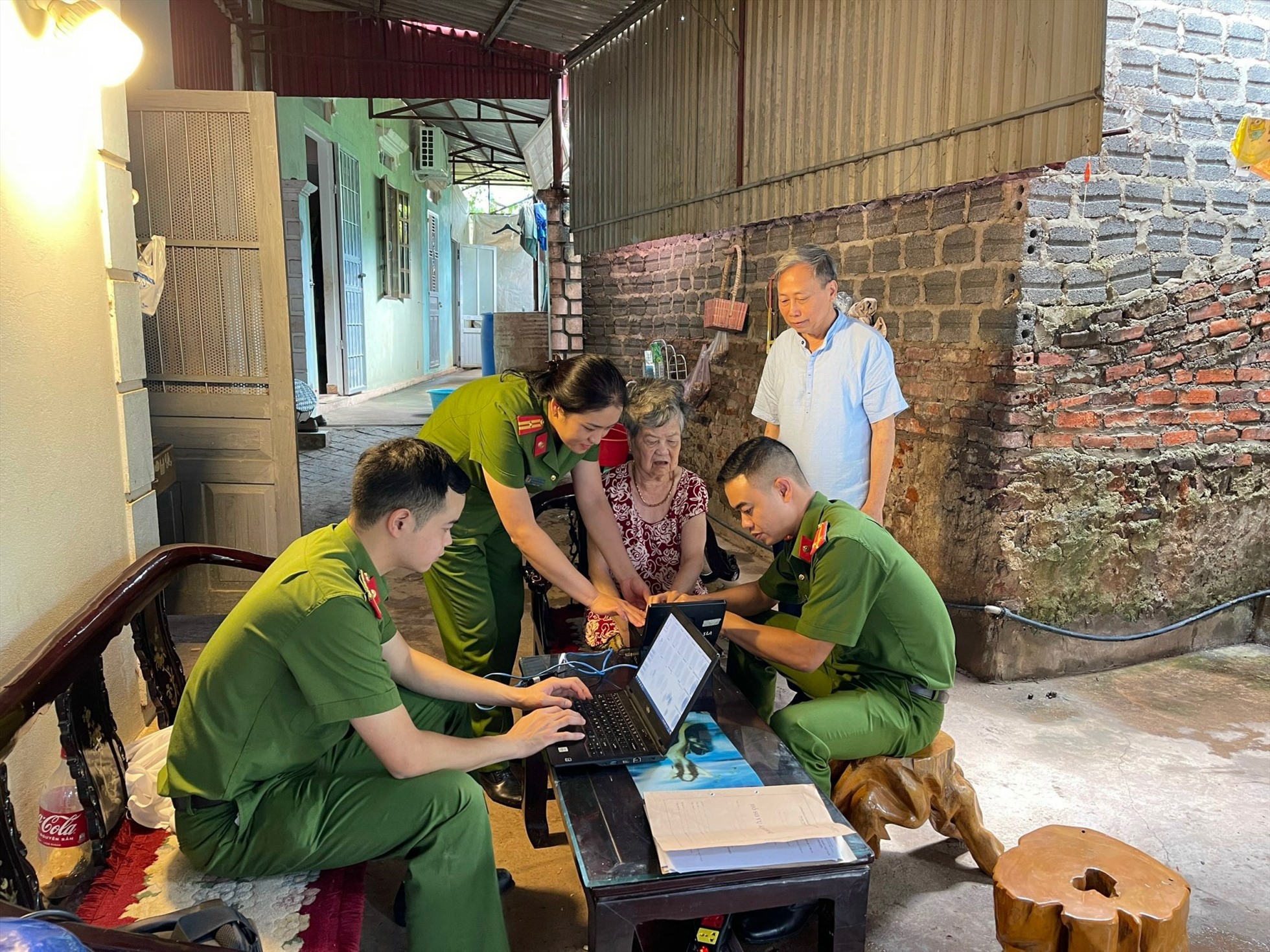 Công an là công chức hay cán bộ?