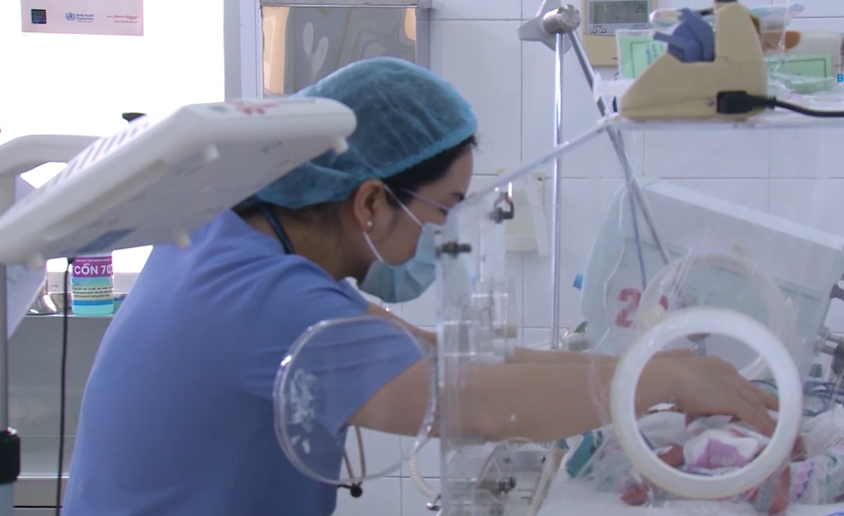 Nuôi dưỡng thành công bé sinh non 500 gram người nước ngoài