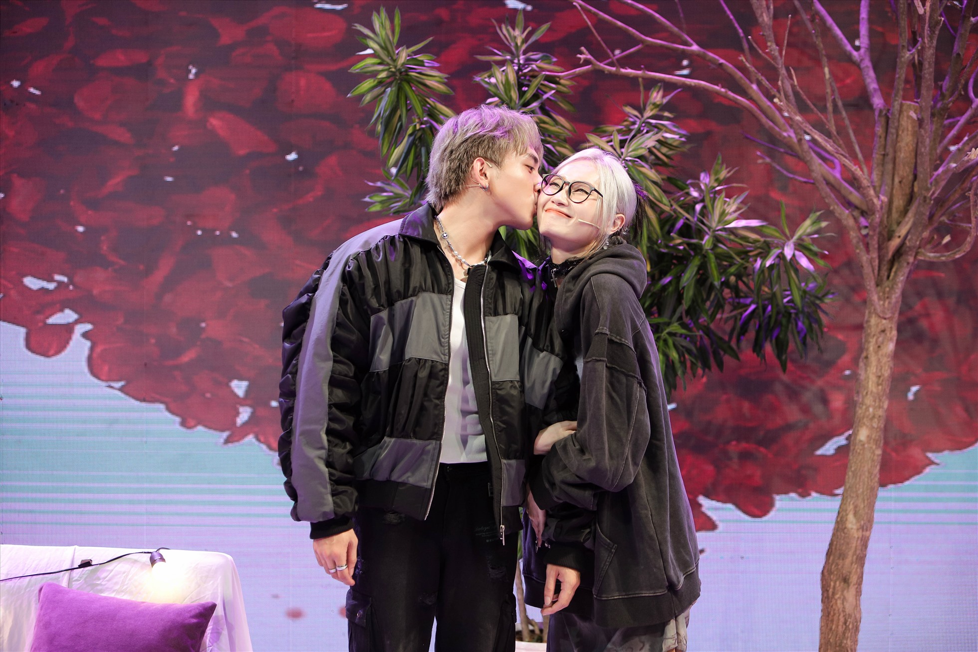 Tỏ tình hoàn mỹ: Đức Anh trở lại và nắm tay Phương Dung cùng ra về