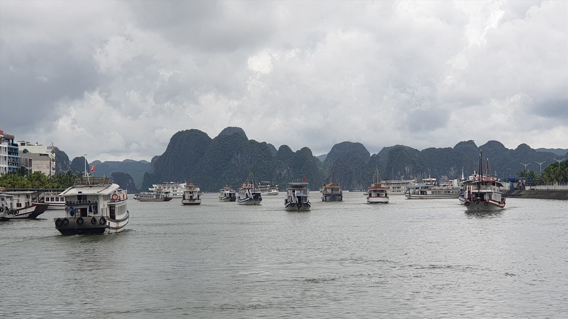 Vịnh Hạ Long: Chủ tàu, du khách bức xúc vì liên tục dừng tàu đột ngột