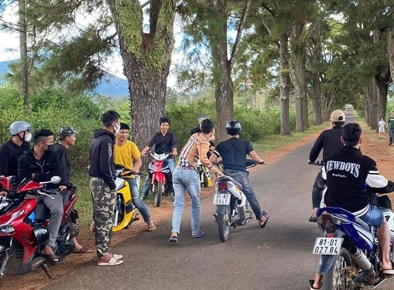 Xử lý đua xe tại điểm du lịch hàng thông trăm tuổi ở Gia Lai