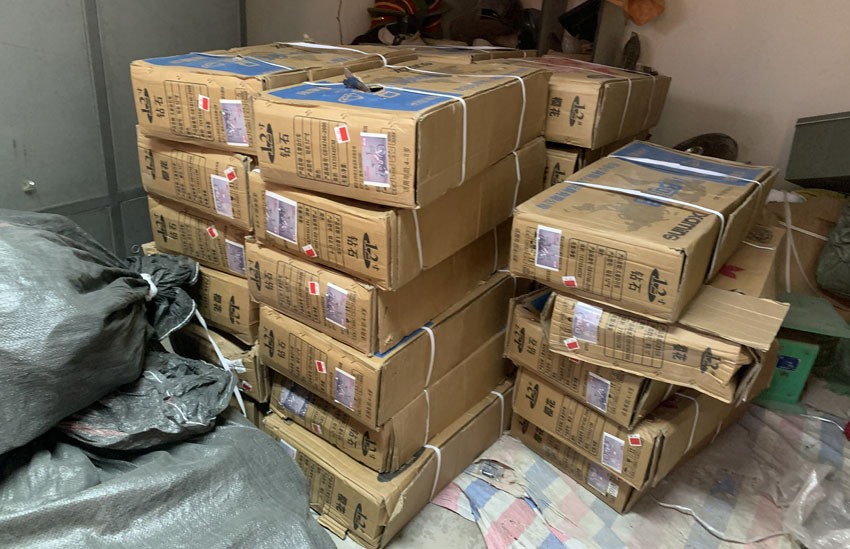 Xe chuyển phát nhanh chở lô hàng trị giá 500 triệu không rõ nguồn gốc