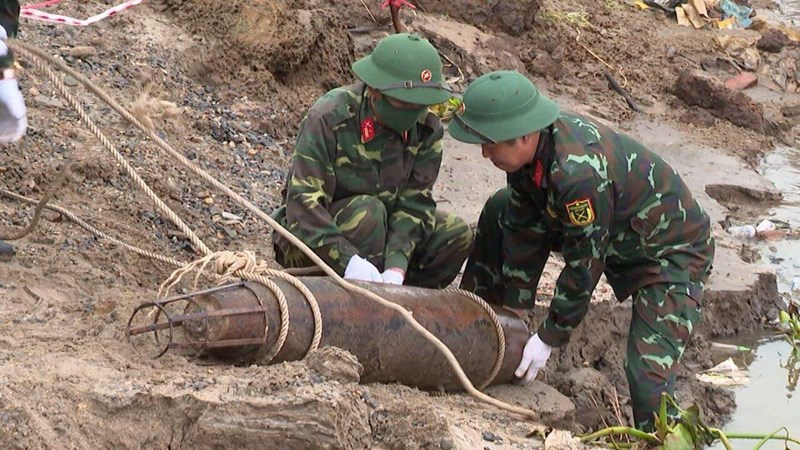 Tin tức 24h: Cựu lính đặc công mò thấy bom 100kg khi đi bắt cá ở sông Hồng