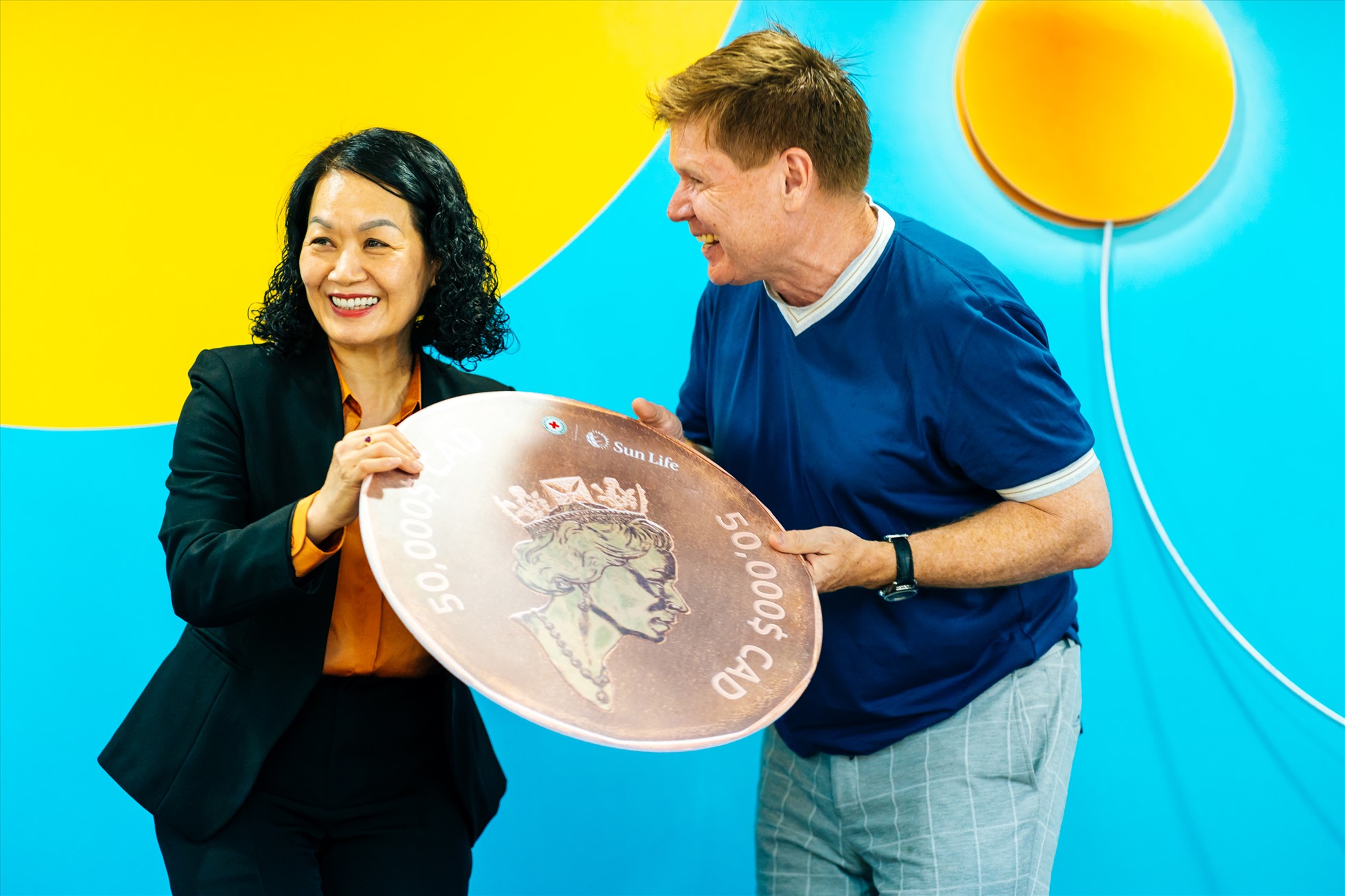 Khai trương Sun Life Flagship với chuỗi triển lãm nghệ thuật “Đủ”