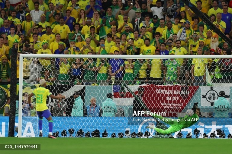 Thủ môn Croatia xuất sắc trong loạt luân lưu với Brazil