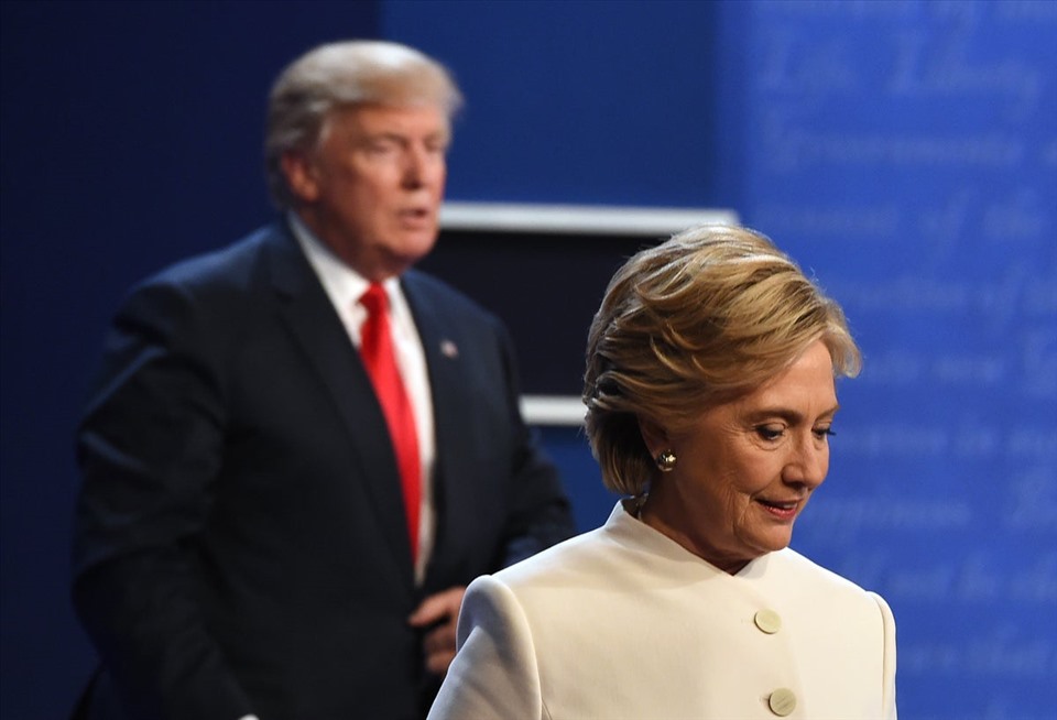 Bà Hillary Clinton yêu cầu ông Donald Trump bồi thường hơn 1 triệu USD