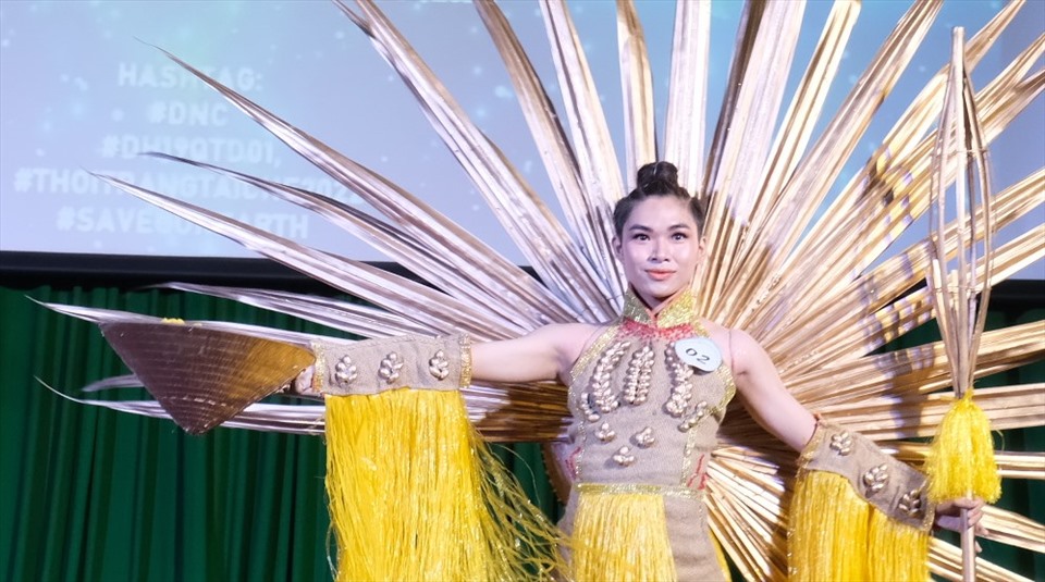 Chiêm ngưỡng 17 bộ trang phục ấn tượng được sinh viên tái chế từ rác thải