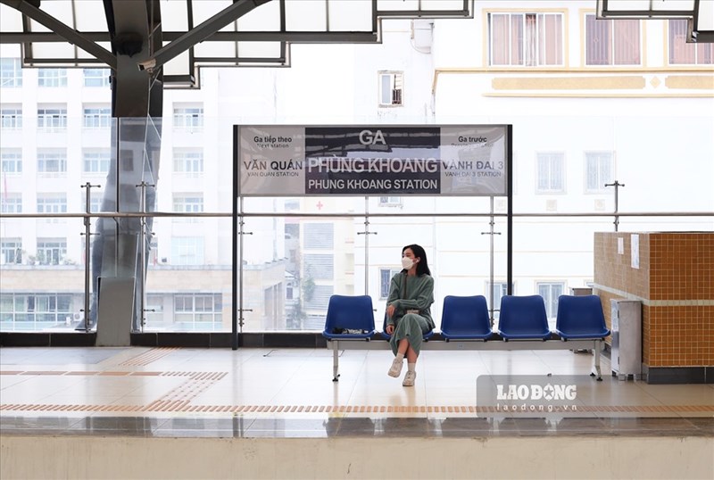 Mưa lớn kéo dài: Đường phố ùn tắc, tàu sắt Cát Linh - Hà Đông vẫn vắng vẻ