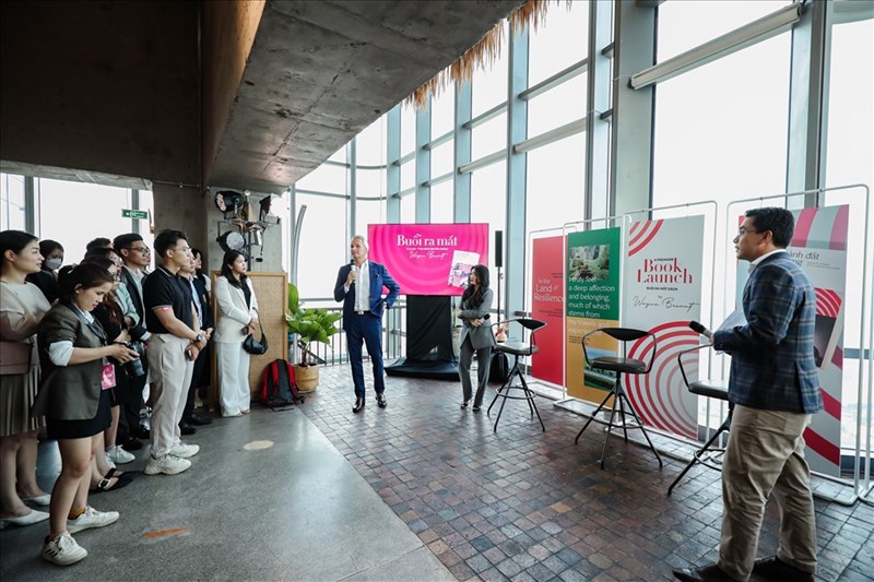 Ra mắt tự truyện “Trên mảnh đất kiên cường” của Wayne Besant, CEO AIA