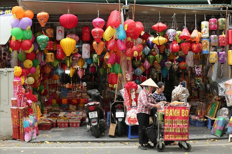 Hàng Mã vẫn ế ẩm dù đã chuẩn bị cho Rằm Tháng 7 và dịp Tết Trung Thu