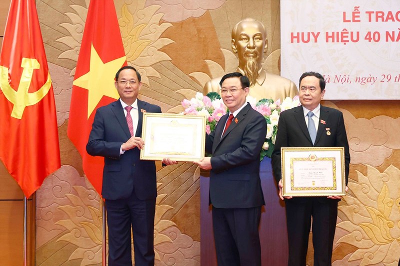 Trao tặng Huy hiệu 40 năm tuổi Đảng cho 2 Phó Chủ tịch Quốc hội