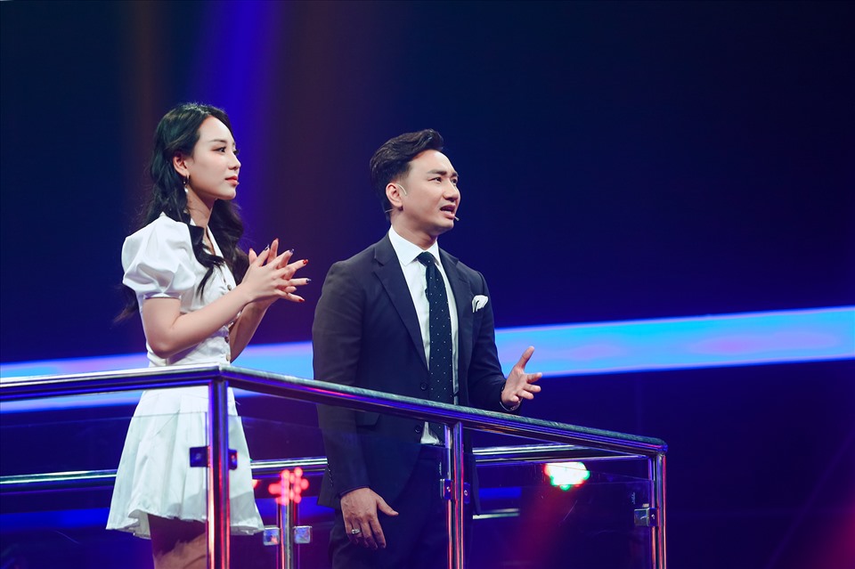 Dustin Phúc Nguyễn trêu chọc Thành Trung vì nịnh vợ trên sóng truyền hình