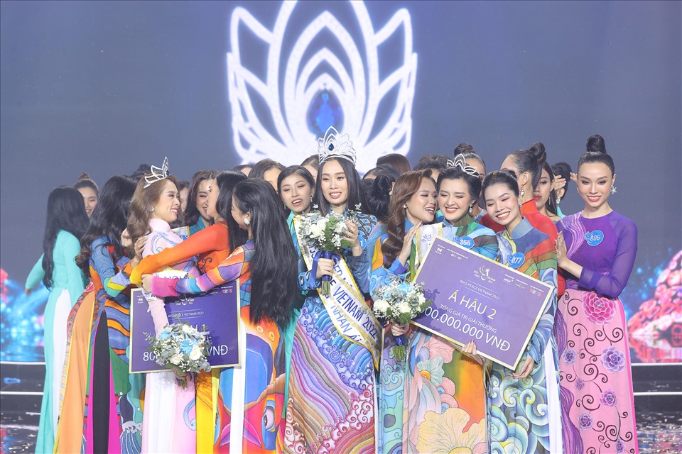 Nhan sắc đời thường và học vấn khủng của tân Miss Peace Vietnam 2022