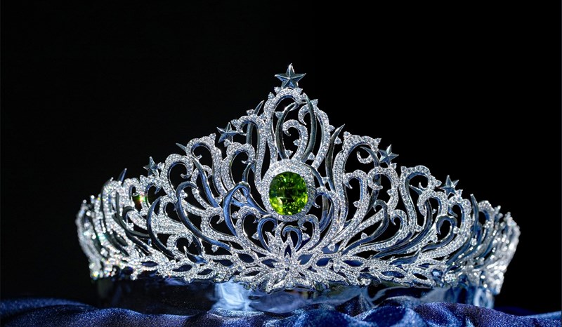 Vương miện “Hoa khôi Sông Vàm” được đính chạm gần 1.000 viên đá pha lê