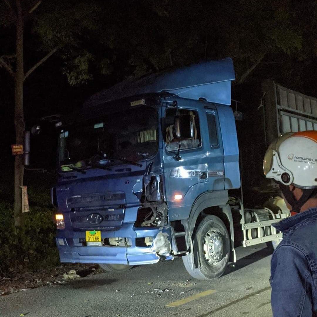 Va chạm với ôtô trên Quốc lộ 32C, 1 nữ công nhân tử vong