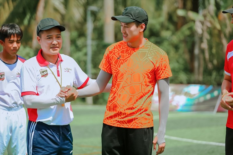Quách Ngọc Tuyên đồng hành cùng cầu thủ nhí
