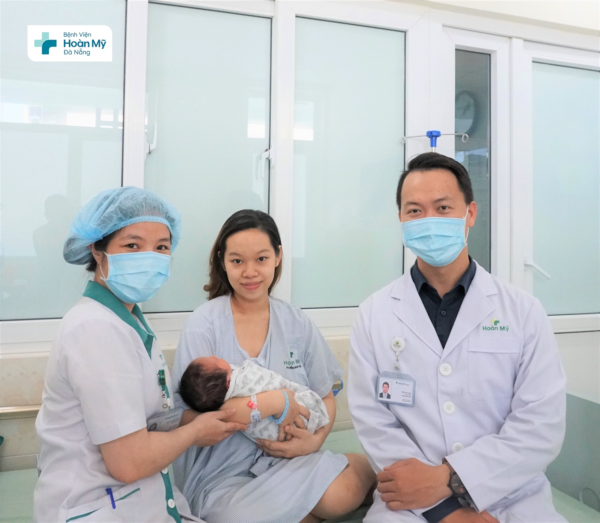 Bà bầu đi đẻ trong bão bằng xe thiết giáp, hạ sinh em bé Noru