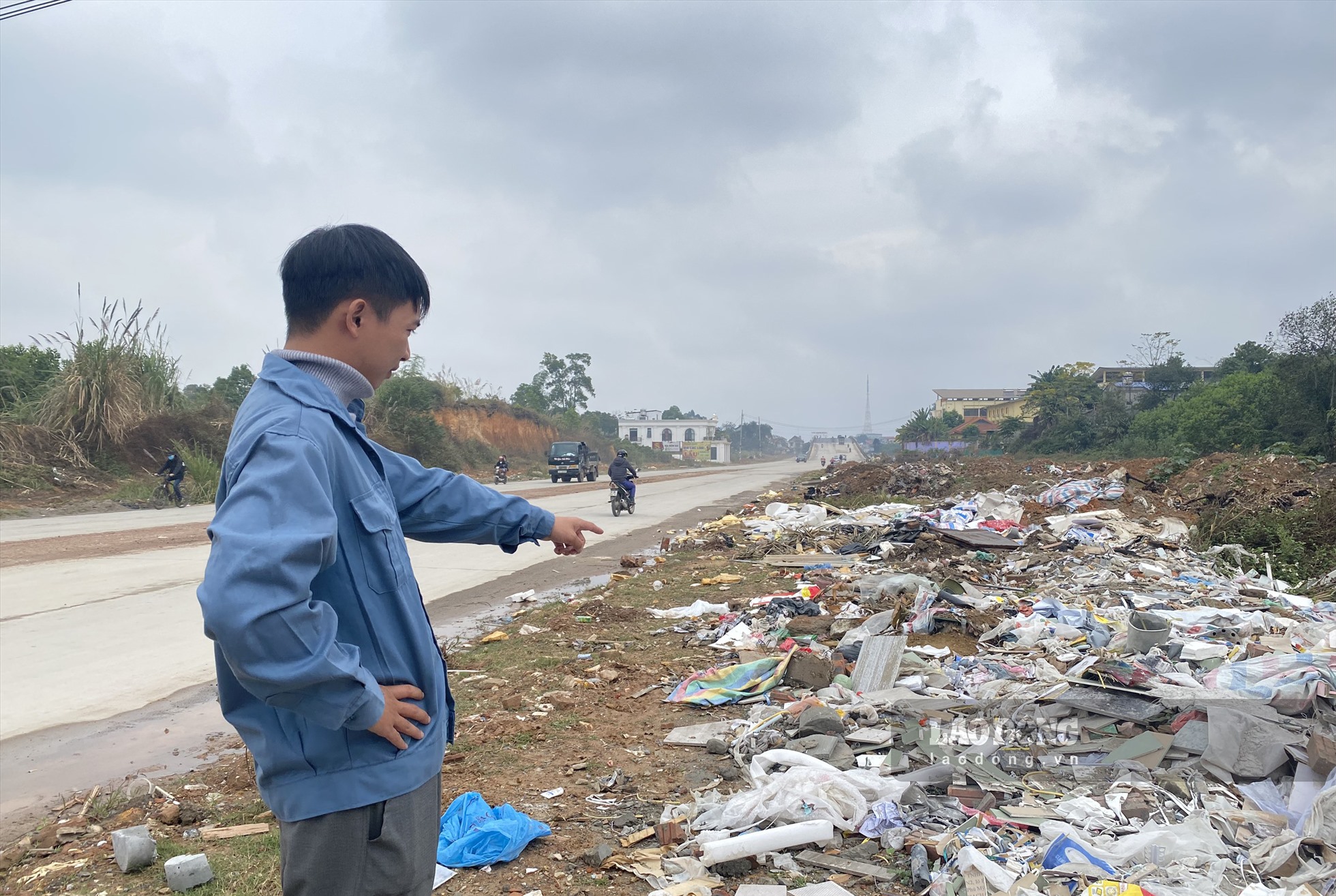 Con đường nghìn tỉ nhếch nhác rác thải xây dựng đổ trộm