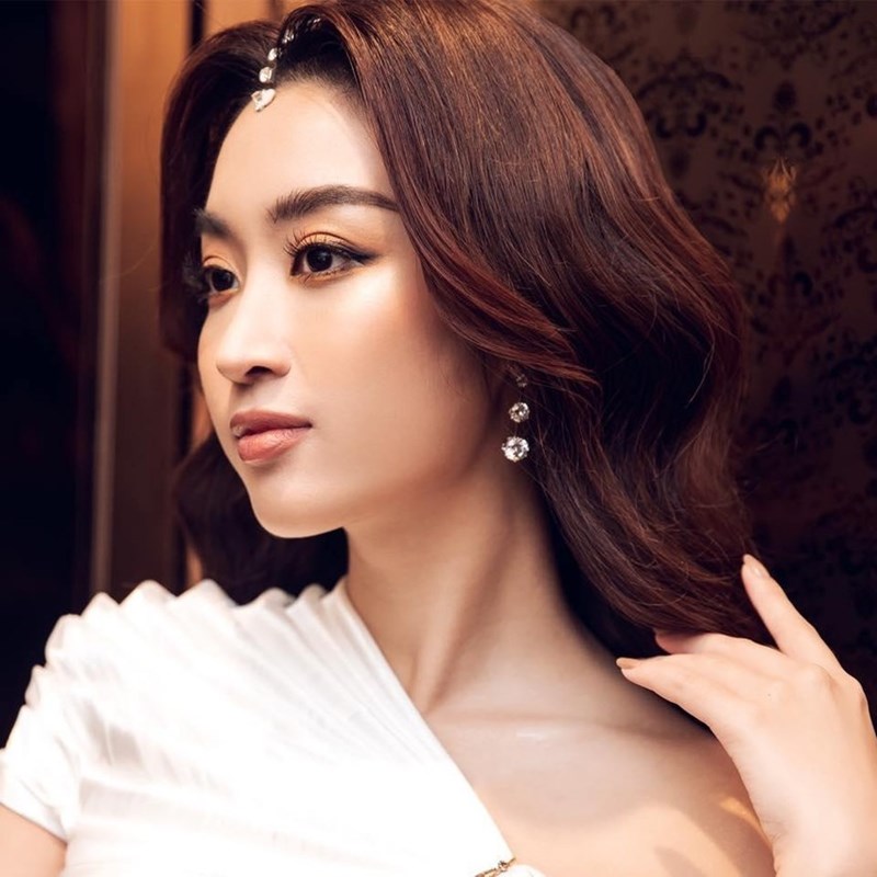 Nhịp Showbiz: Đỗ Mỹ Linh lại vướng nghi vấn, Việt Hương trải lòng