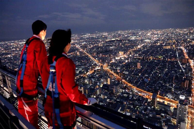 Trải nghiệm đi trên cầu kính ngắm TPHCM về đêm từ Landmark 81