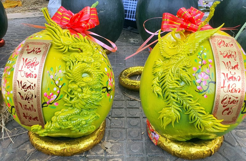 Tạo hình rồng phượng trên dưa hấu, bán cặp 750.000 đồng