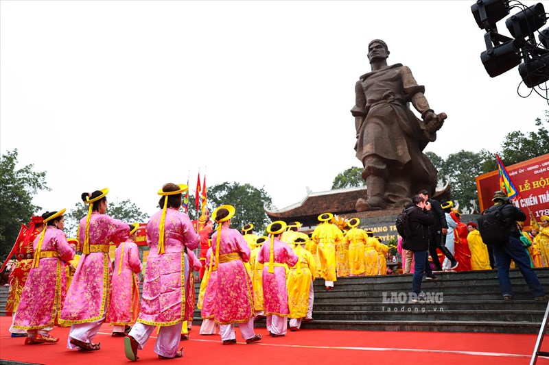 Hàng nghìn người chen chân xem rước kiệu tại lễ hội gò Đống Đa từ sáng sớm