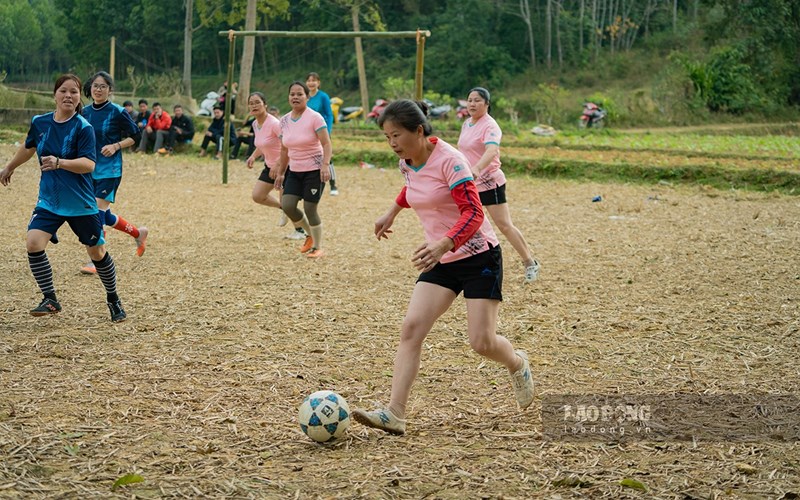 Xuân về biên giới, xem sơn nữ đá bóng ghi bàn
