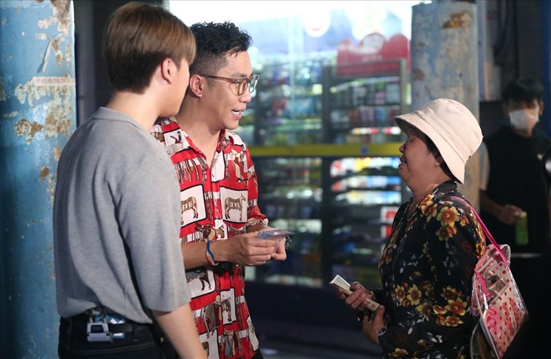 Hoàng Rapper và Nicky (Monstar) giúp người dân bán vé số trong đêm